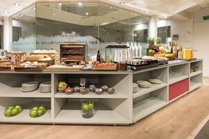 Pequeno-almoço tipo buffet diário (17 EUR por pessoa) 