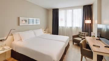 Quarto Twin Clássico | Minibar, cofre no quarto, secretária, cortinas/cortinados opacos