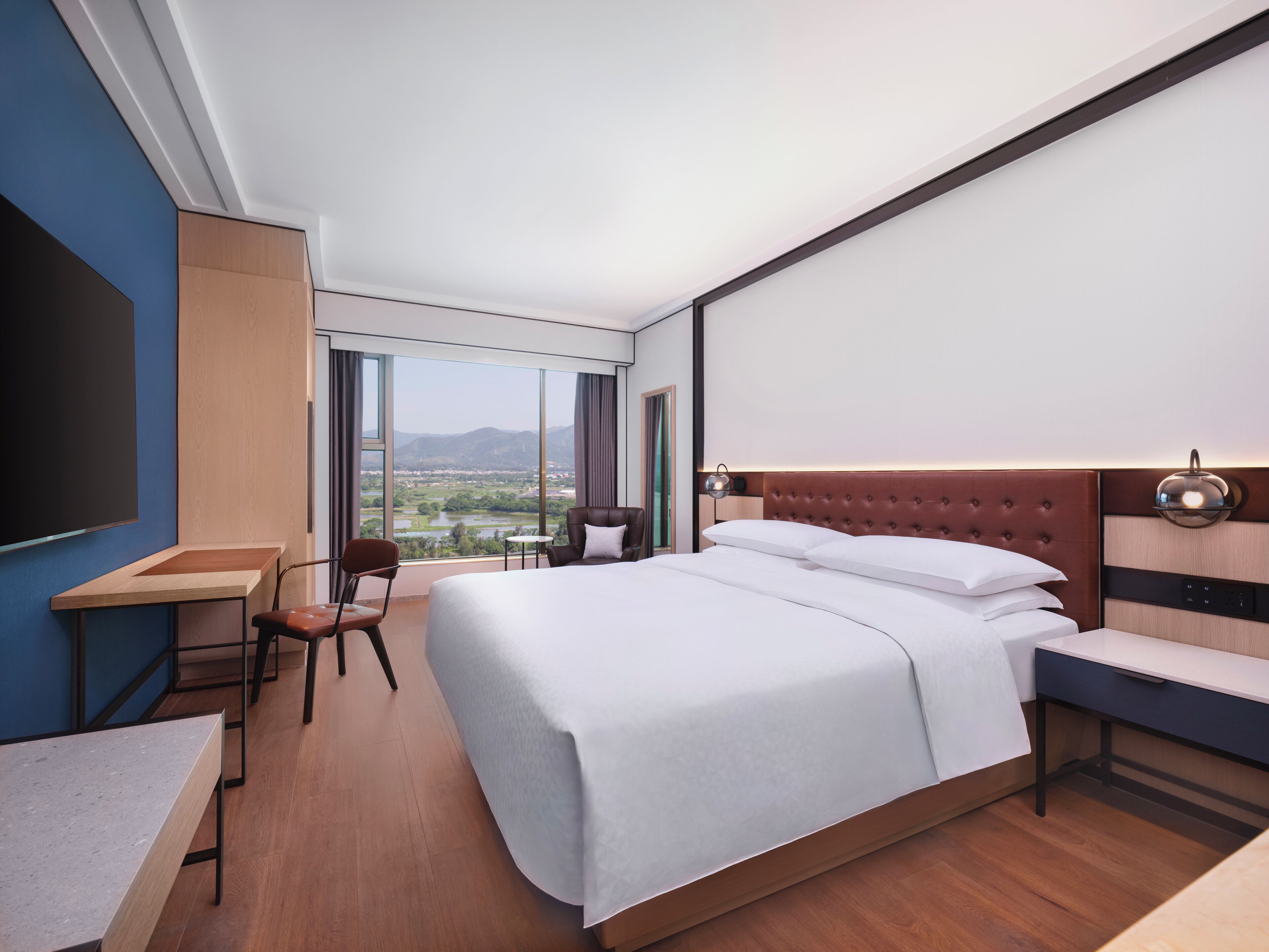 Quarto Premium, 1 cama queen-size | Cofre com capacidade para portátil, secretária 
