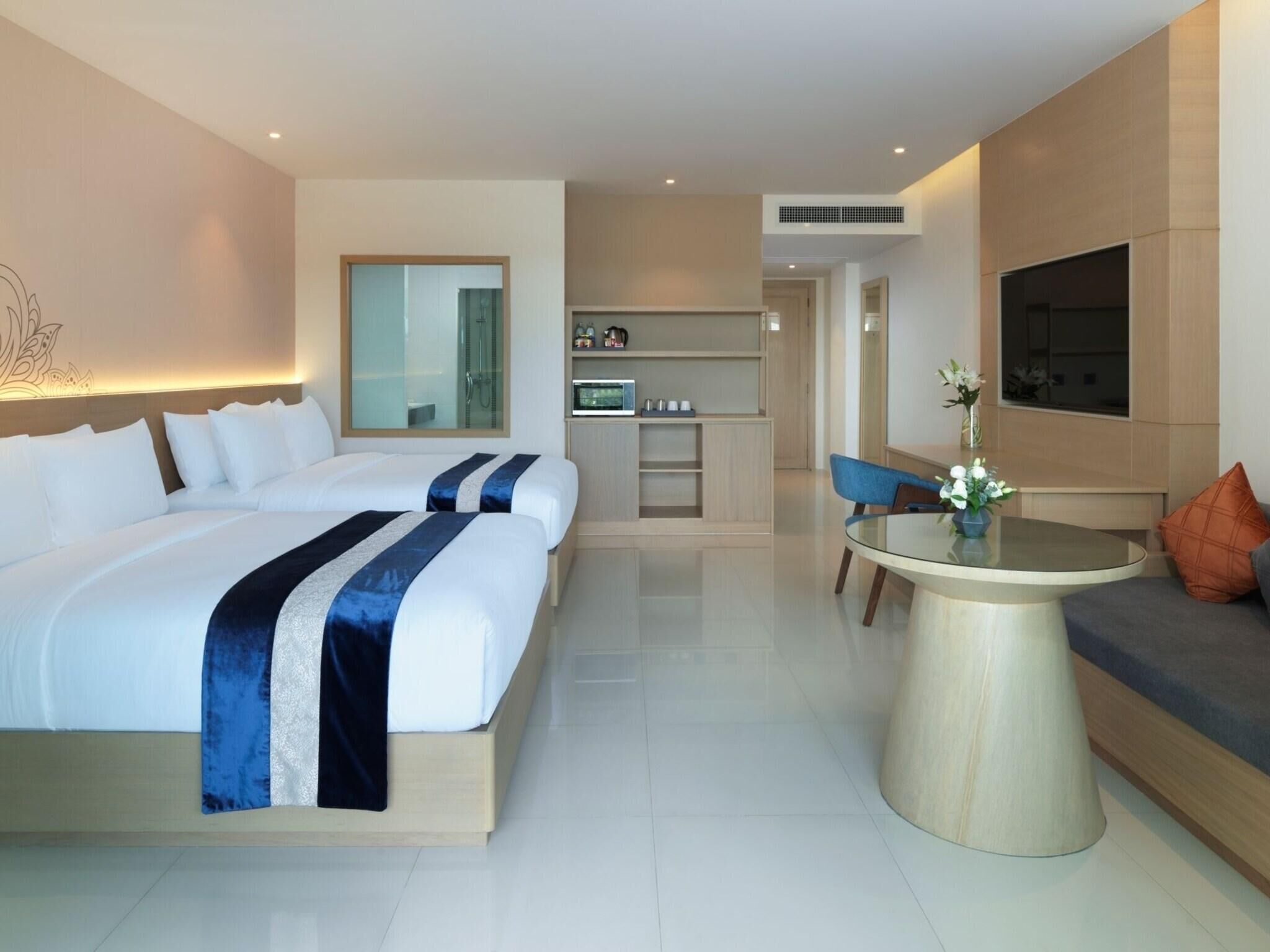 Roupas de cama premium, frigobar, cofres nos quartos, cortinas blackout