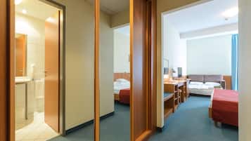 Quarto Duplo Superior | 1 quarto, minibar, cofre no quarto, cortinas/cortinados opacos