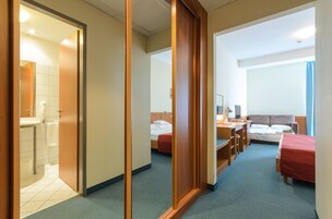 Quarto casal superior | 1 quarto, frigobar, cofres nos quartos, cortinas blackout