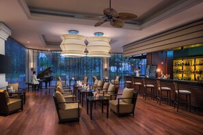 Este bar de cocktails, com vista para o jardim 