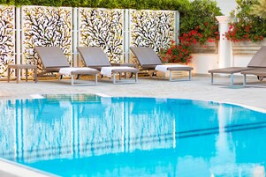 Piscina exterior sazonal, espreguiçadeiras 