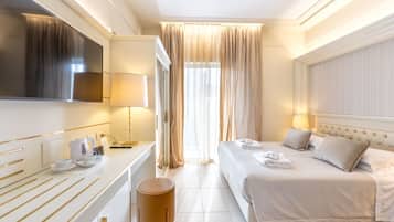 Frigobar, cofres nos quartos, escrivaninha, cortinas blackout