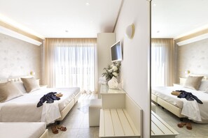 Quarto Duplo ou Twin Superior | Minibar, cofre no quarto, secretária, cortinas/cortinados opacos 