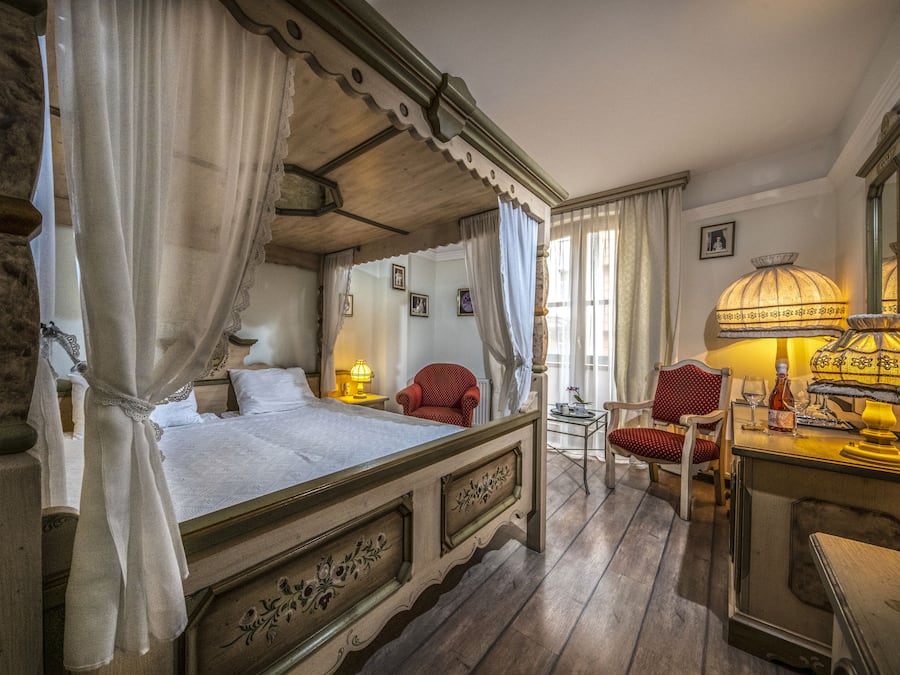 Romantic Double Room | Roupa hipoalergénica, cofre no quarto, secretária