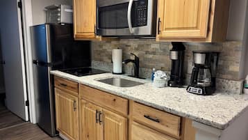 Apartamento em Condomínio Fechado, 1 quarto (106) | Cozinha privada | Um frigorífico, um micro-ondas, uma placa de cozinha