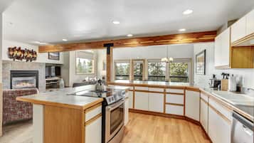 Apartamento em Condomínio Fechado | Cozinha privada | Um micro-ondas, uma placa de cozinha, uma cafeteira/bule
