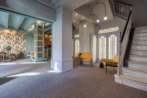 Área de estar no saguão