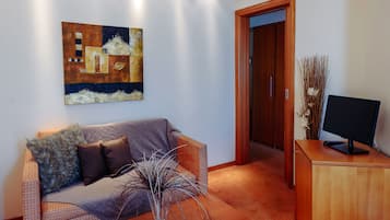 Suite, 1 quarto, banheira de hidromassagem (Acropolis View) | Sala de estar | Televisor LED de 24 polegadas com canais digitais, televisor