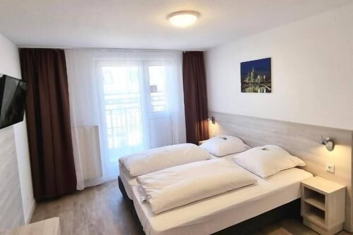 Frigobar, cofres nos quartos, escrivaninha, quartos à prova de som