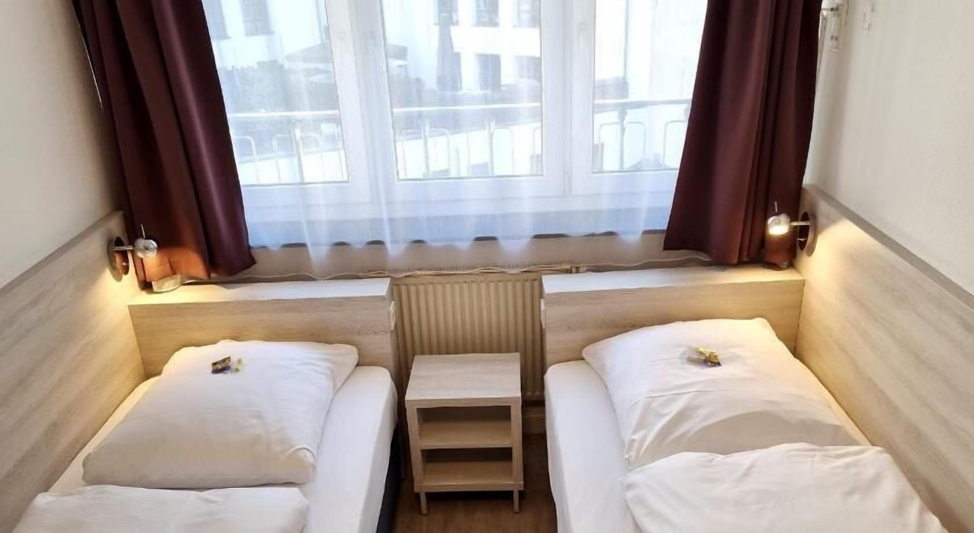 Frigobar, cofres nos quartos, escrivaninha, quartos à prova de som