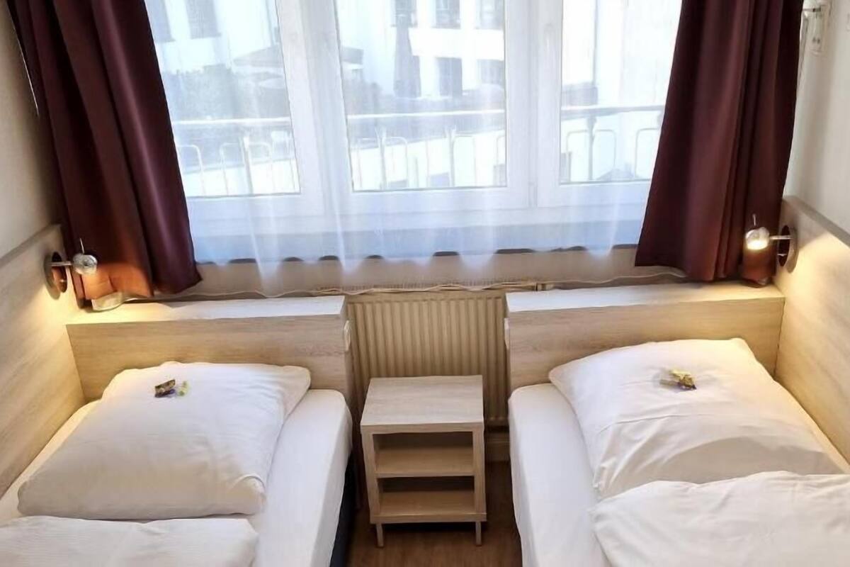 Frigobar, cofres nos quartos, escrivaninha, quartos à prova de som