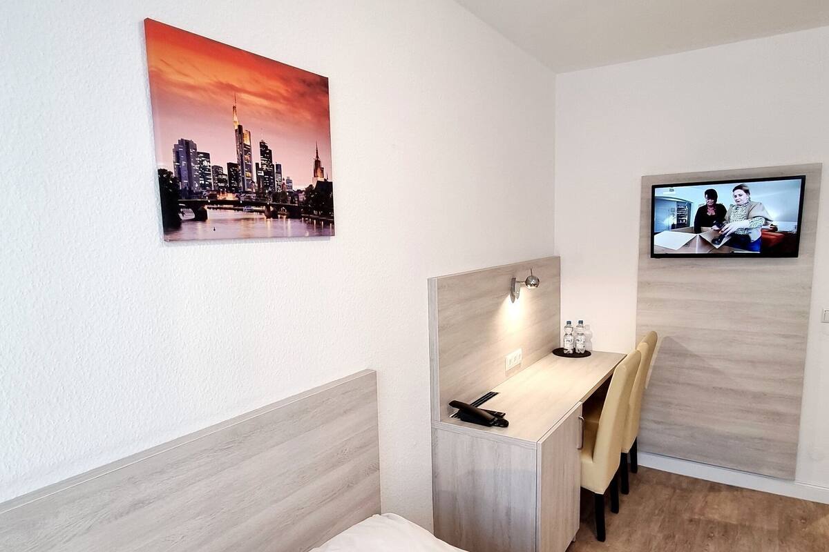 Frigobar, cofres nos quartos, escrivaninha, quartos à prova de som