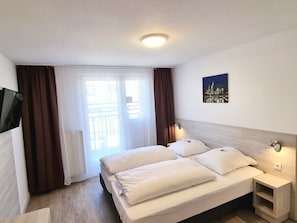 Quarto Duplo, 1 cama de casal | Minibar, cofre com capacidade para portátil, secretária 