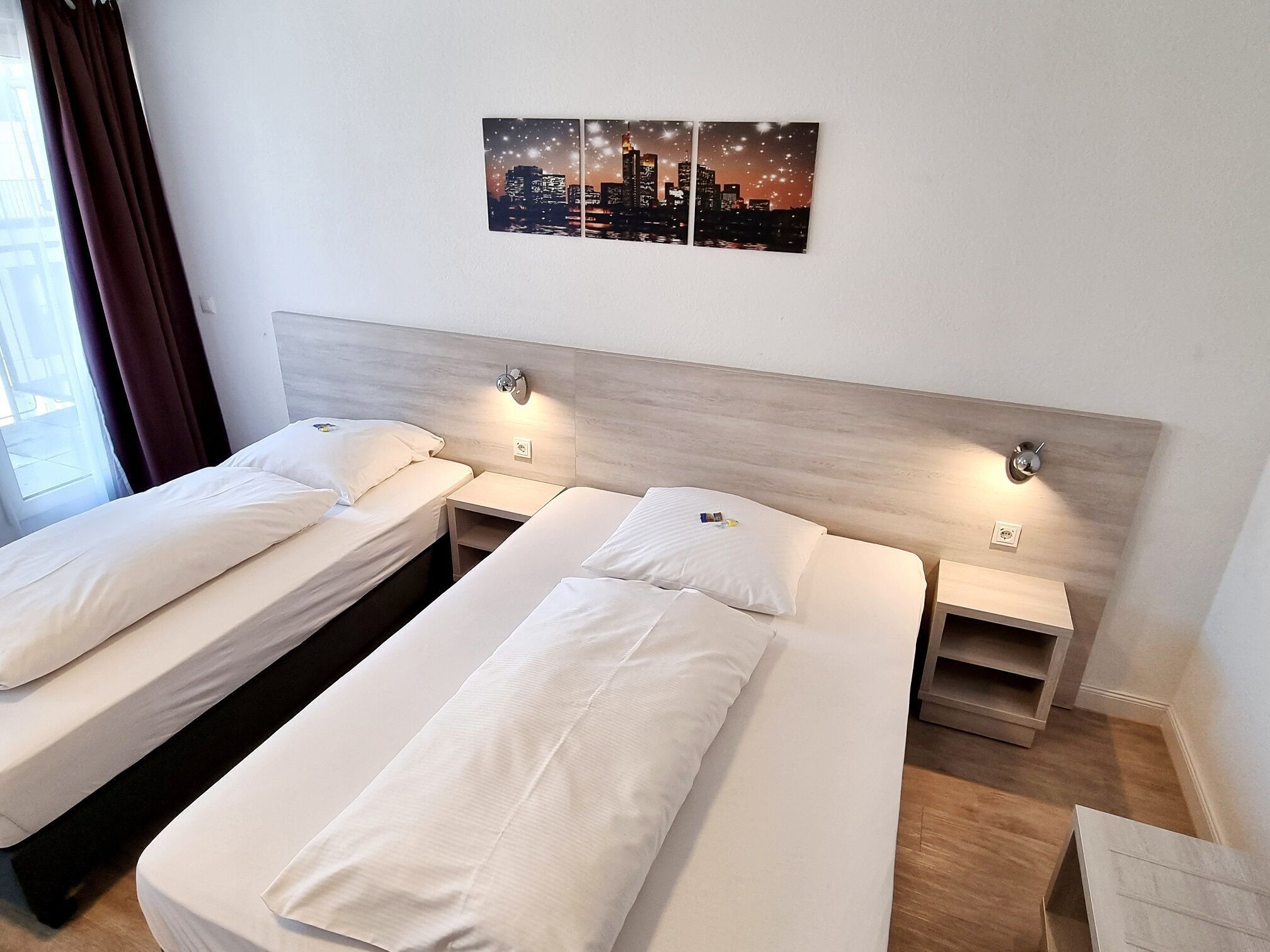 Frigobar, cofres nos quartos, escrivaninha, quartos à prova de som