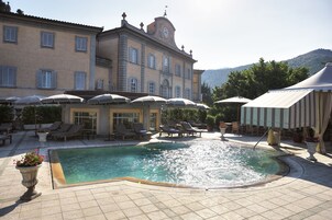 4 piscinas interiores, piscina exterior, espreguiçadeiras 