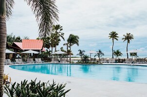 2 piscinas externas, barracas de cortesia, guarda-sóis
