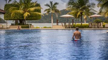 3 piscinas exteriores