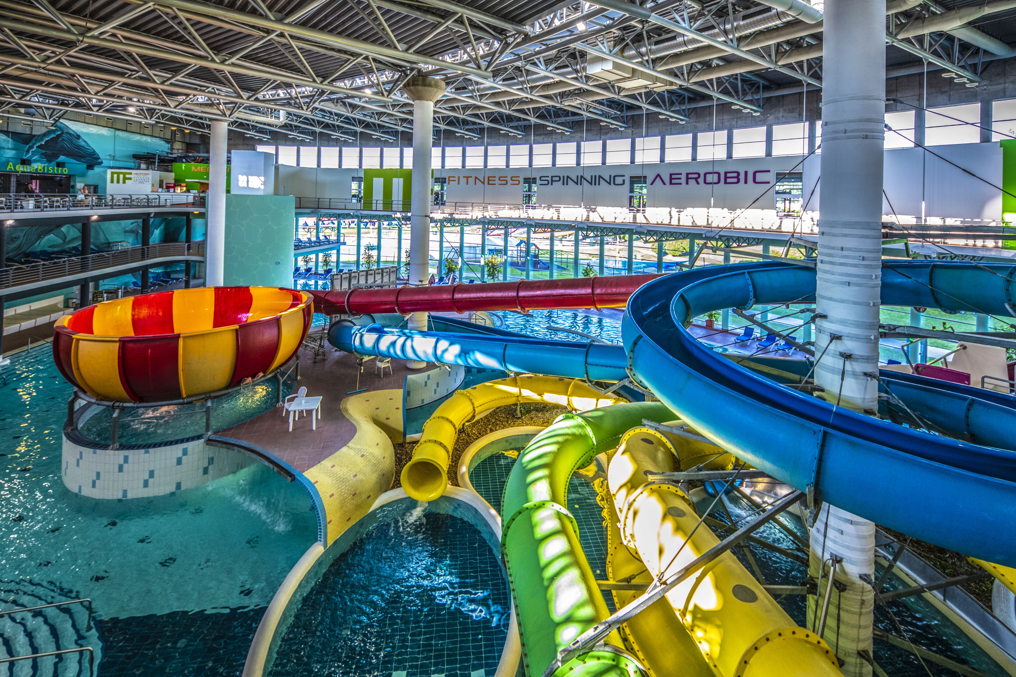 4 piscinas internas, piscina externa, espreguiçadeiras