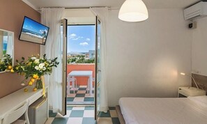 1 quarto, edredões de penas, minibar, secretária 