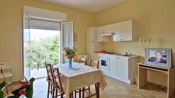 1 quarto, edredons de pluma, frigobar, escrivaninha