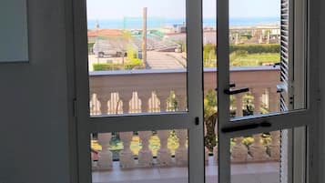 Apartamento, 1 quarto, terraço, vista para o mar | 1 quarto, edredons de pluma, frigobar, escrivaninha