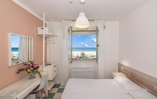 Edredões de penas, minibar, secretária, ferro/tábua de engomar