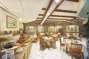 Café da manhã com buffet grátis todos os dias