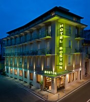 Fachada da propriedade à noite