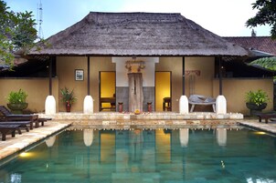 4 piscinas interiores, 2 piscinas exteriores, espreguiçadeiras 