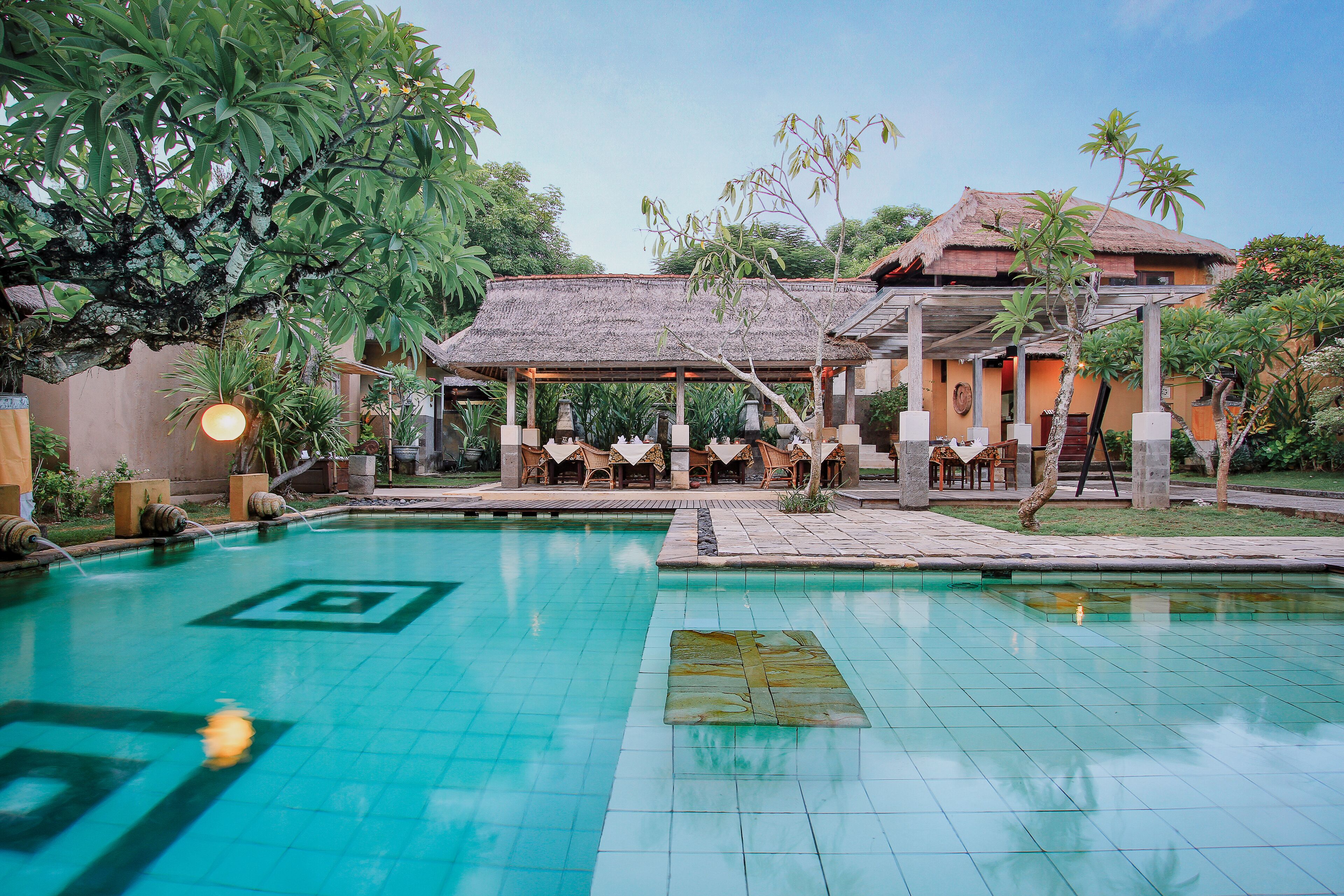 Piscina exterior, guarda-sóis, espreguiçadeiras 