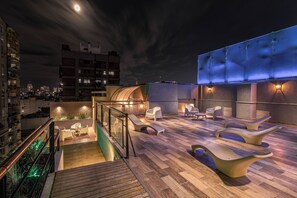 Terraço com espreguiçadeiras