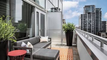 Suíte, 1 cama King | Roupas de cama premium, frigobar, cofres nos quartos, escrivaninha