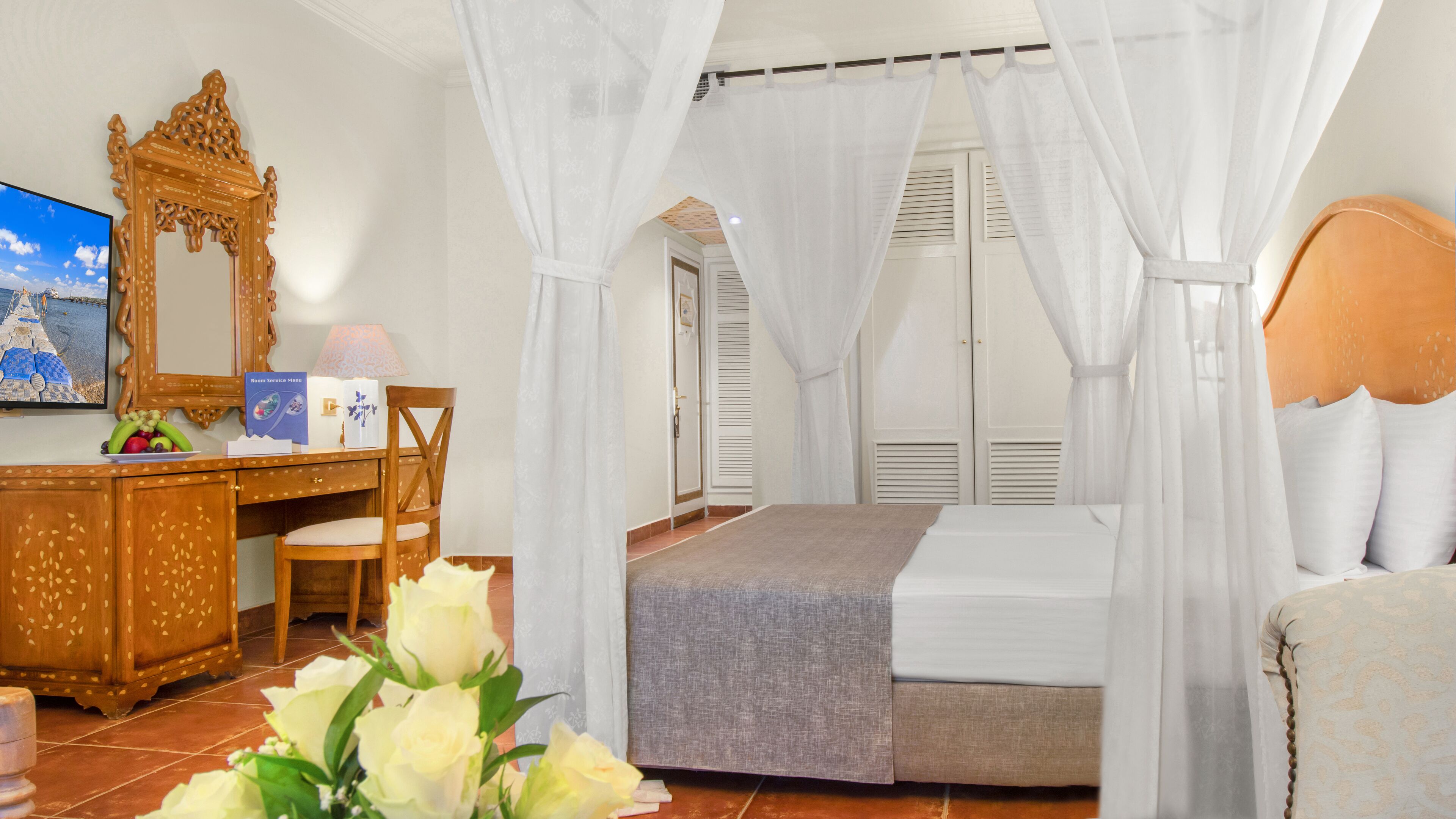 Prestige Deluxe Queen or Twin Room - Pool View | Minibar, cofre no quarto, secretária, cortinas/cortinados opacos 