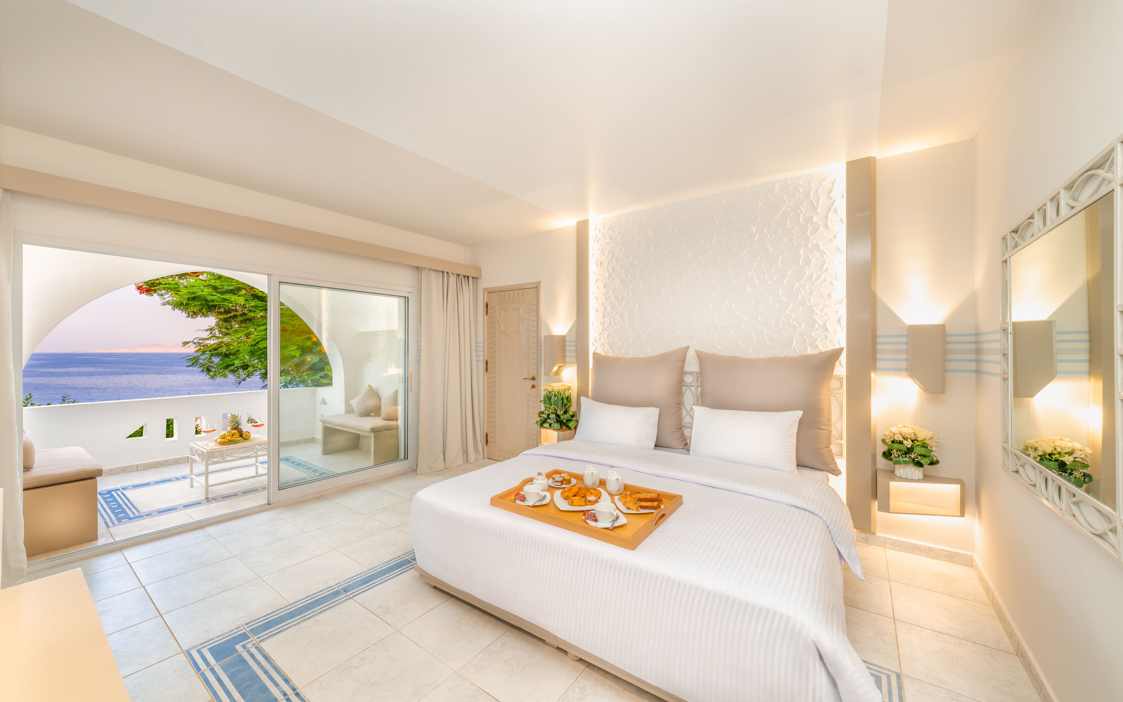 Aquamarine Queen or Twin Room - Beach Front | Minibar, cofre no quarto, secretária, cortinas/cortinados opacos 