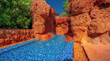 Piscina exterior, guarda-sóis, espreguiçadeiras