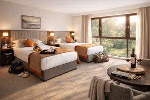 Quarto Twin Deluxe, várias camas | Cofre no quarto, secretária, quartos insonorizados 