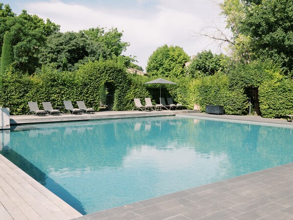Piscina interior, piscina exterior, guarda-sóis, espreguiçadeiras