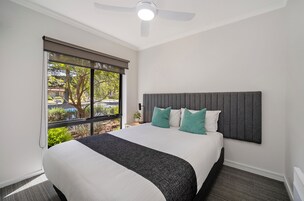 Apartamento executivo, 3 quartos | Roupas de cama premium, individualmente mobiliados, escrivaninha