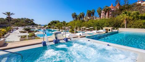 2 piscinas exteriores, guarda-sóis, espreguiçadeiras