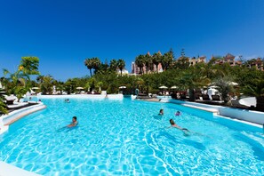 2 piscinas exteriores, guarda-sóis, espreguiçadeiras 