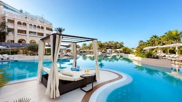 2 piscinas exteriores, guarda-sóis, espreguiçadeiras