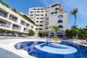 Piscina externa, funciona das 8h às 20h, espreguiçadeiras