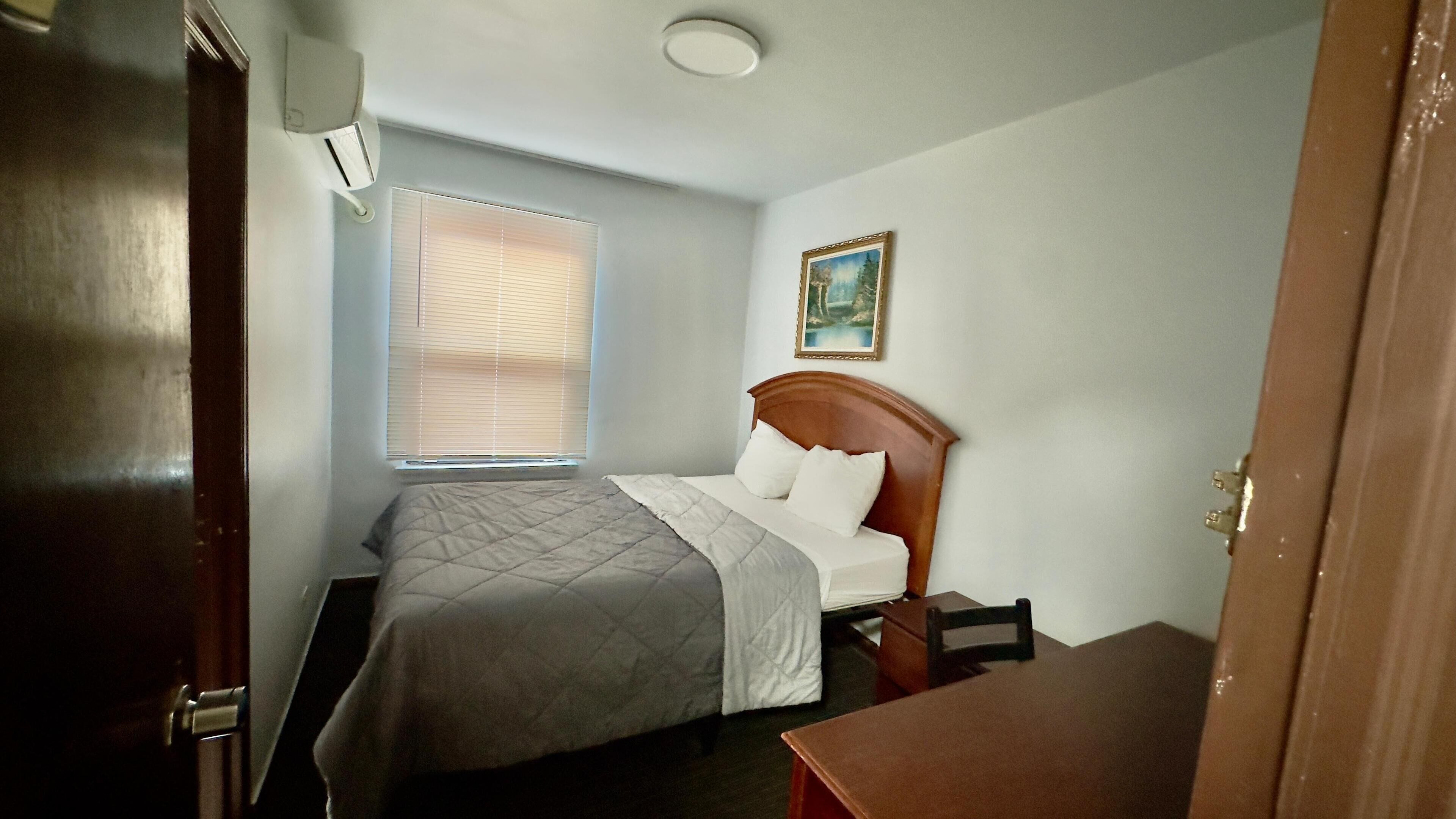 Quarto clássico, 1 quarto | Escrivaninha, ferros/tábuas de passar roupa, Wi-Fi de cortesia