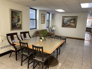 Um frigorífico no espaço comum, um micro-ondas no espaço comum