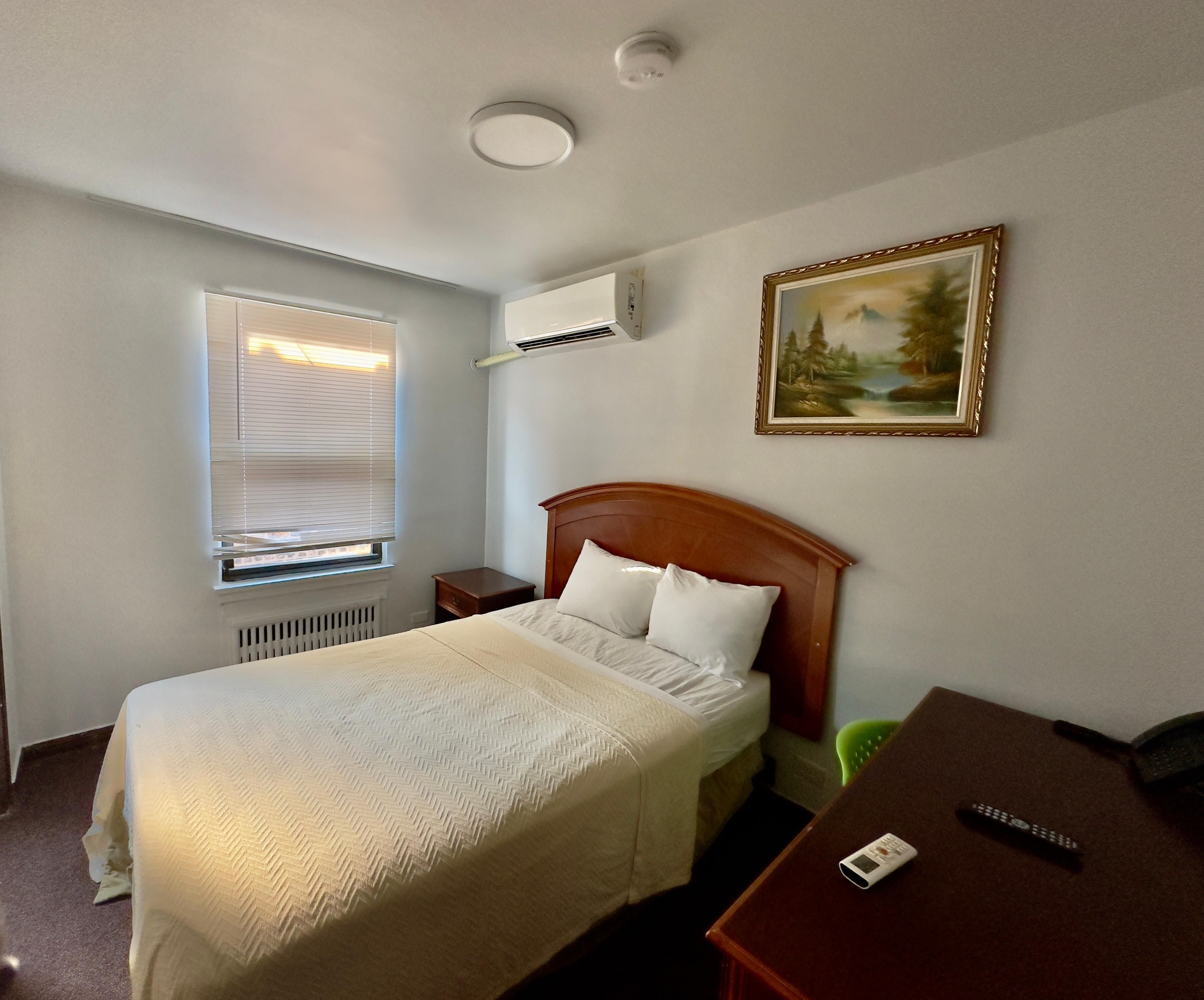 Quarto básico | Escrivaninha, ferros/tábuas de passar roupa, Wi-Fi de cortesia