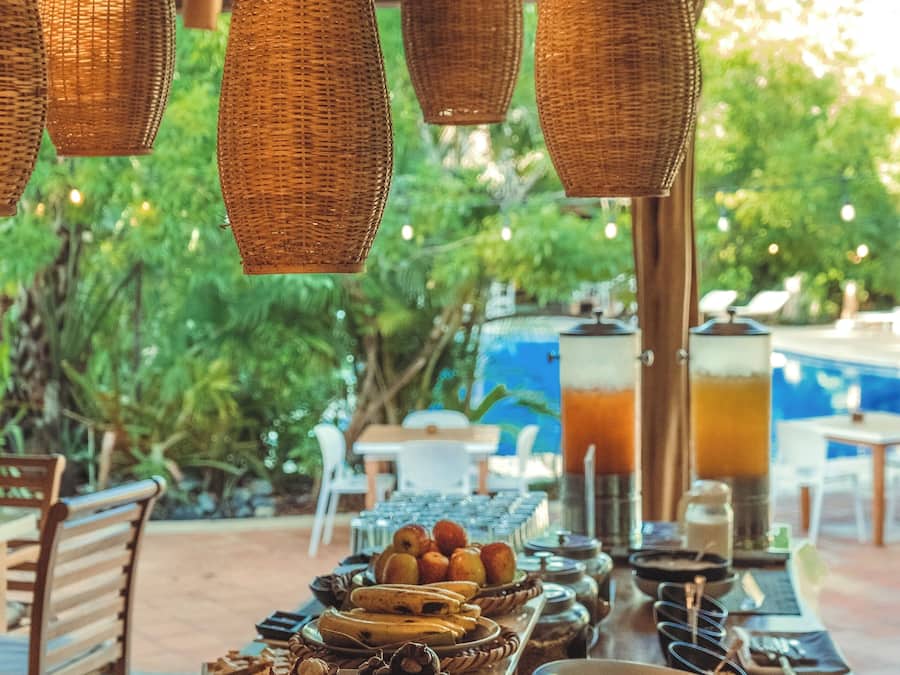 Pequenos-almoços servidos, cozinha internacional, junto à piscina