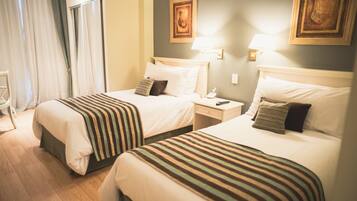 Quarto Duplo Standard, 1 cama de casal | Roupa hipoalergénica, minibar, cofre no quarto, secretária